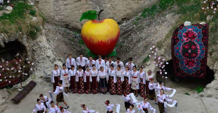 Festivalul Național al Mărului - Moldova Travel
